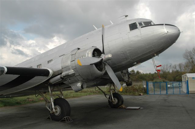 DC3 (F-GIDK) en attente à Dinard - Passion pour l'aviation